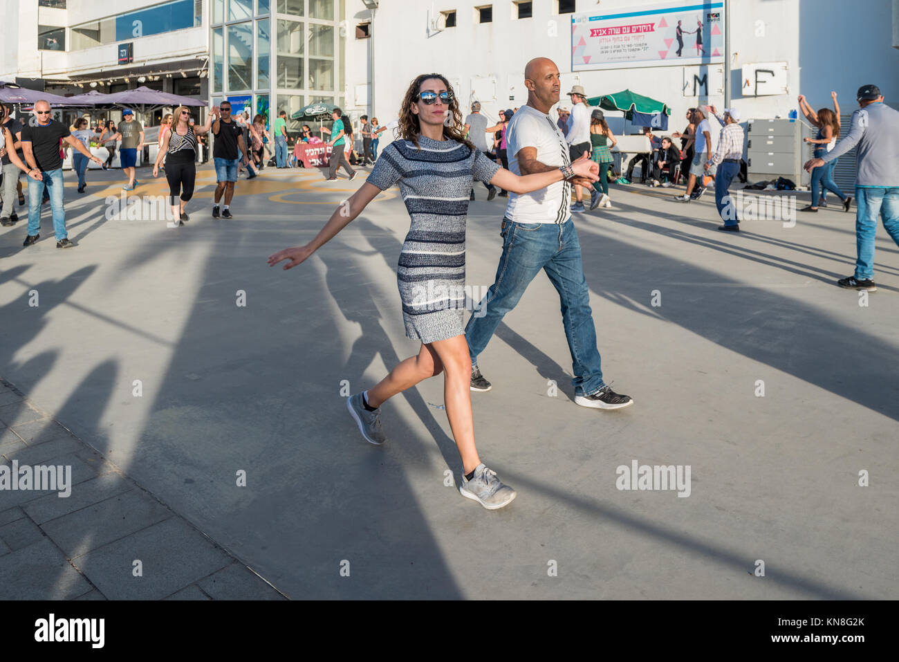 Israeli dancing hi-res stock photography and images - Alamy