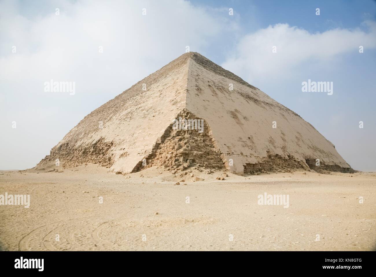 Pyramid of king sneferu hi-res stock photography and images - Alamy