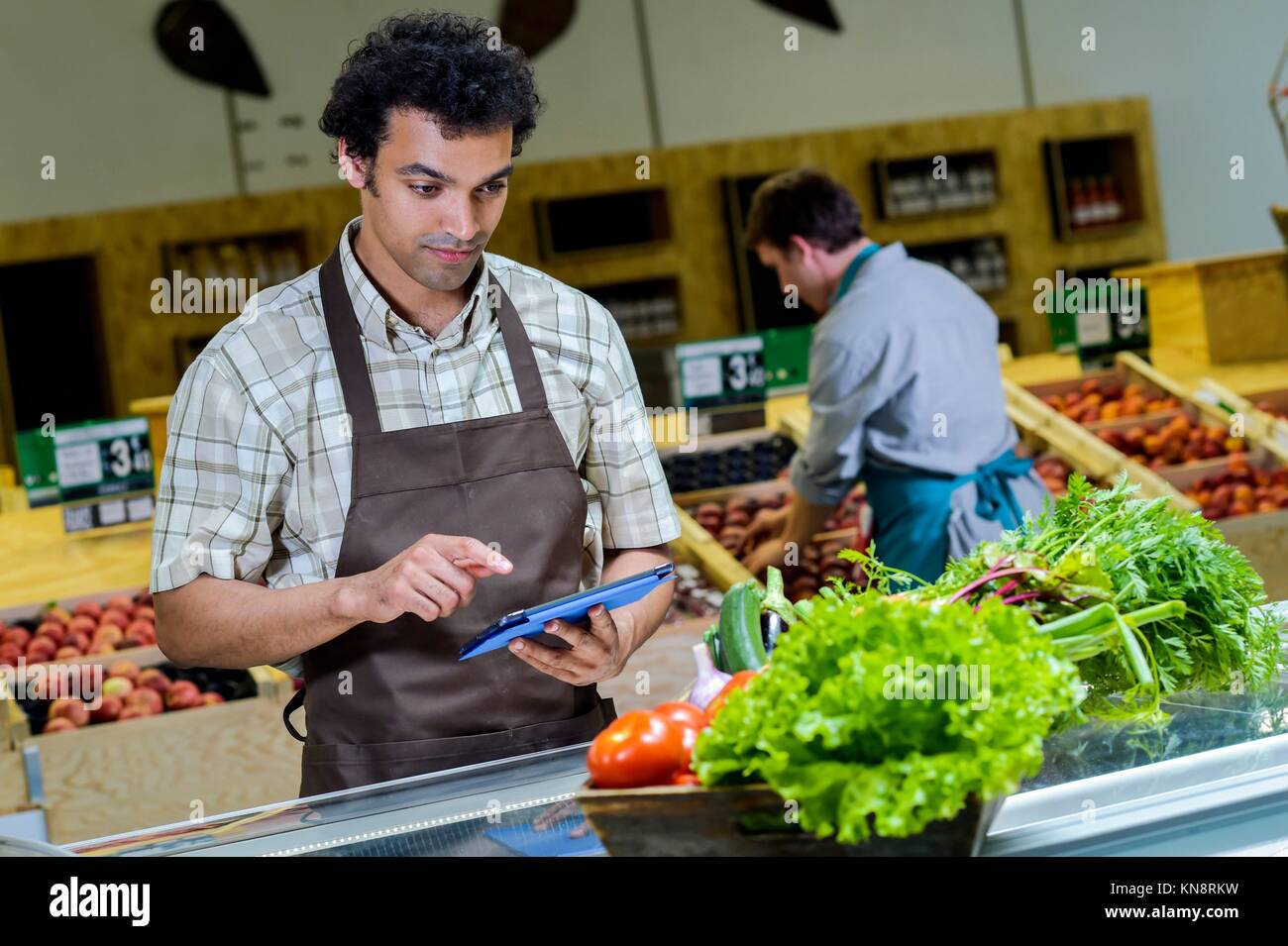 Grocery store employee hi-res stock photography and images - Alamy