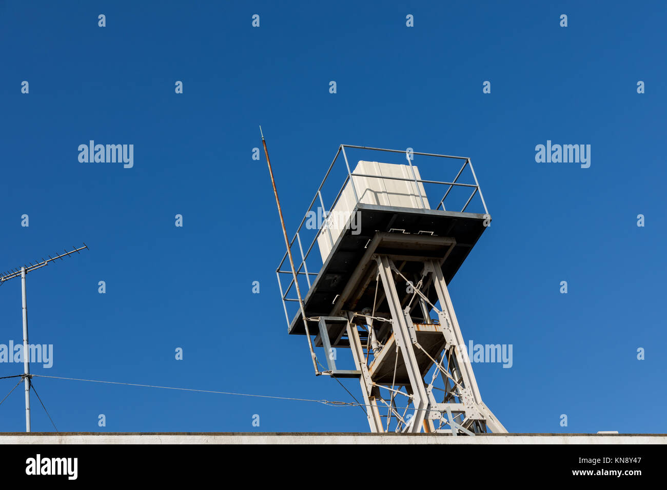 Rooftop water tower hi-res stock photography and images - Alamy