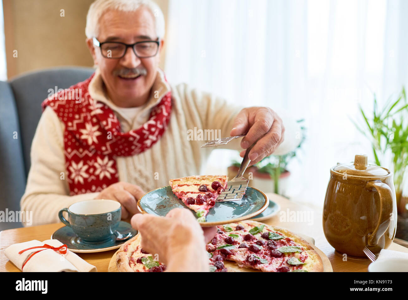 Old man eating pie cafe hi-res stock photography and images - Alamy