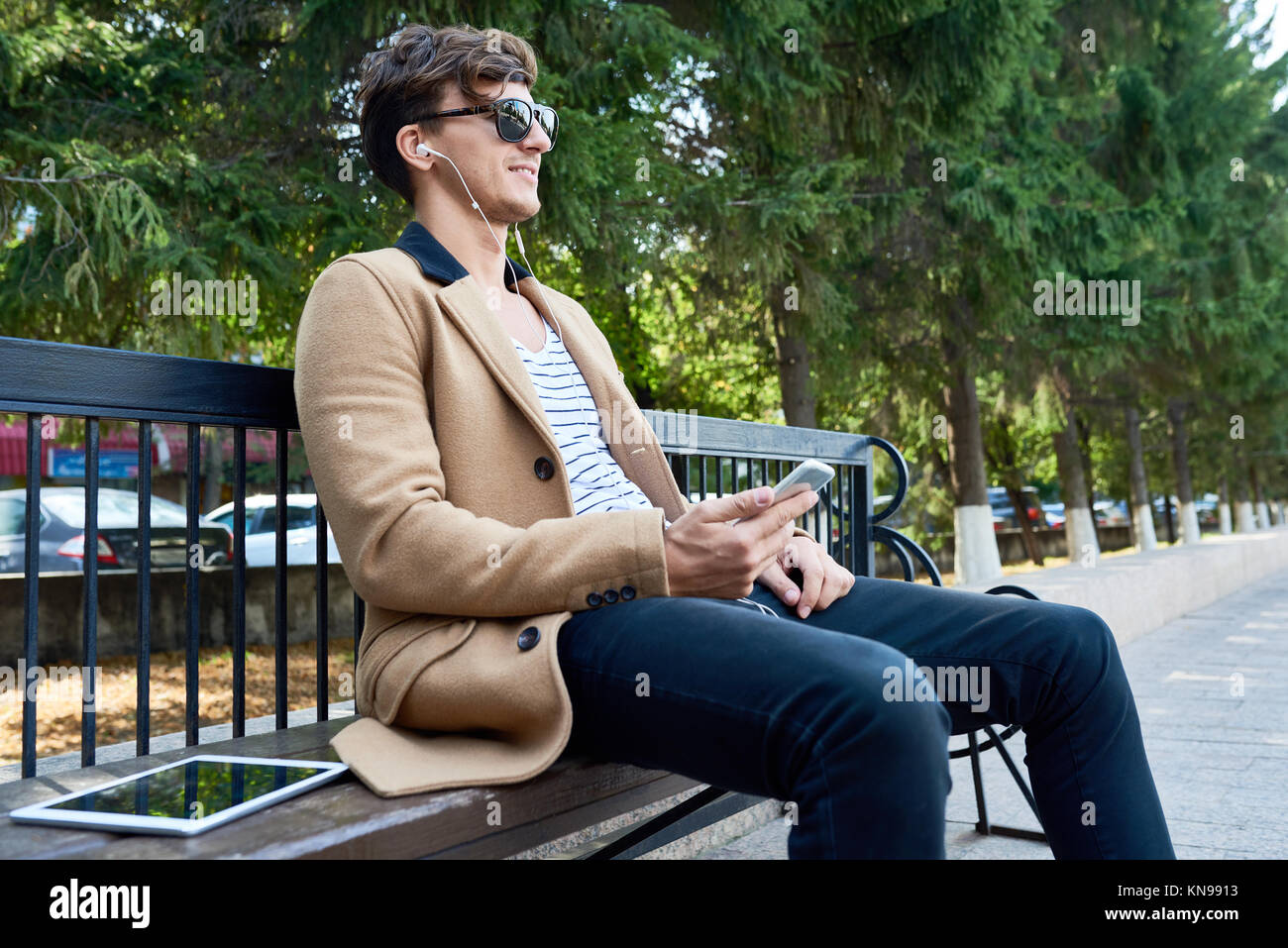 Happy smiling man in sunglasses hi-res stock photography and images - Alamy
