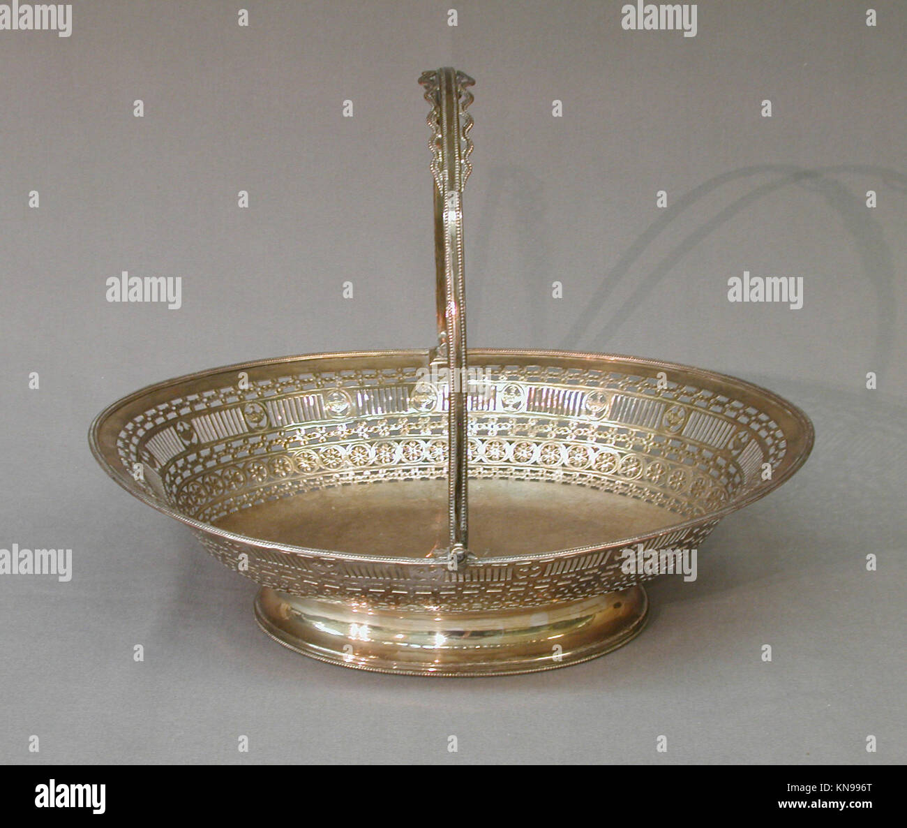This cake basket, designed with elegance, reflects the decorative arts ...