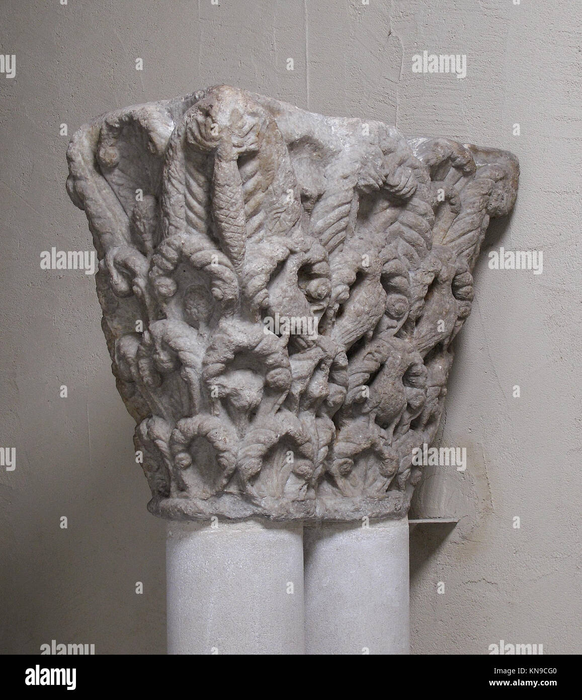 Double Capital with Birds MET cdi49-56-9 468305 Stock Photo - Alamy