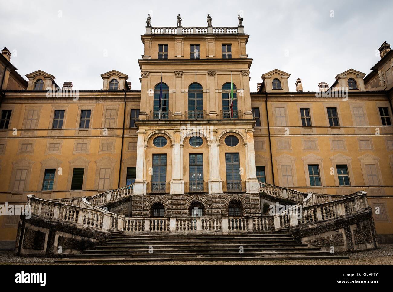 Italian palace hi-res stock photography and images - Alamy