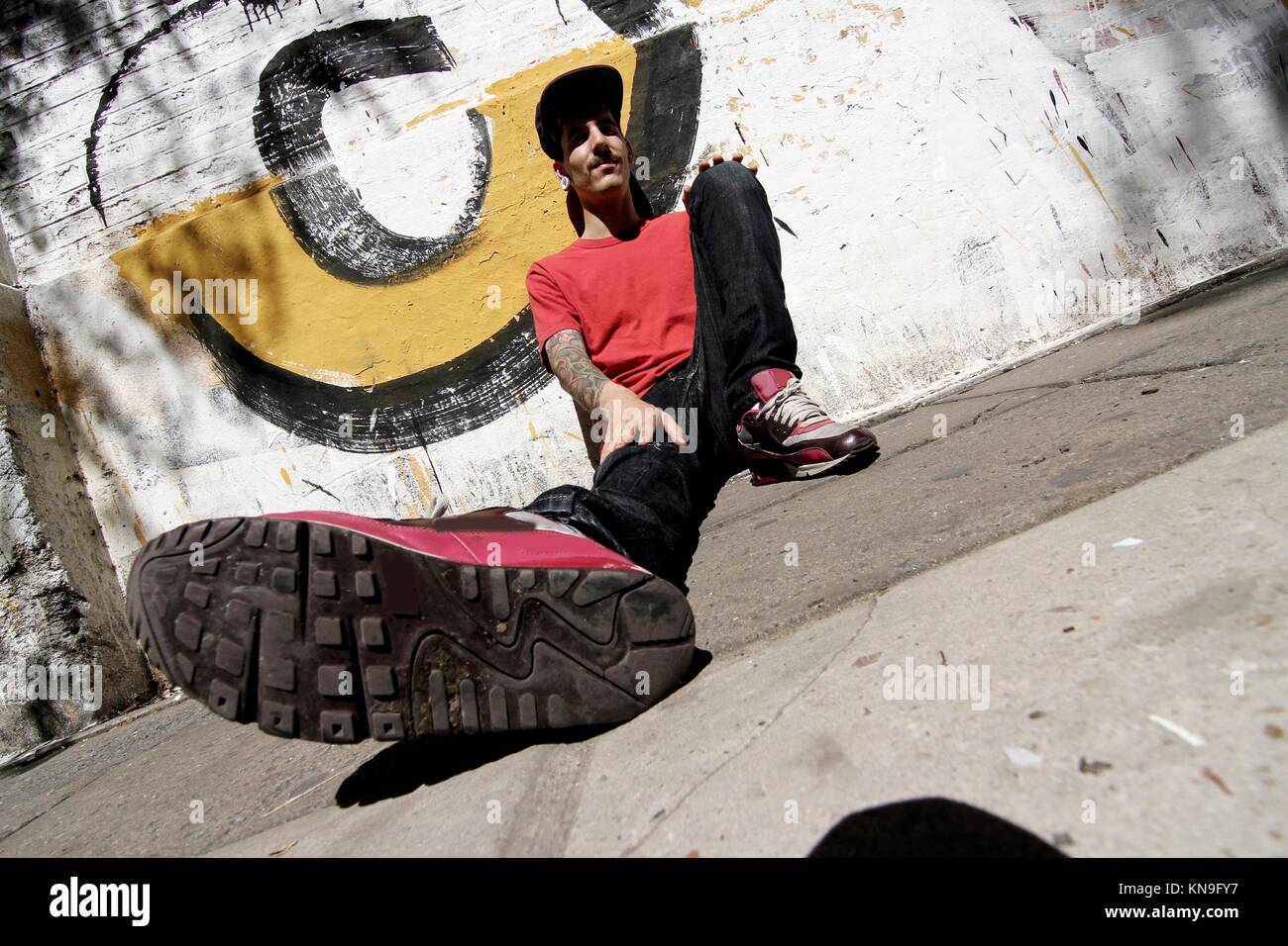 Young rapper leaning against wall hi-res stock photography and images ...