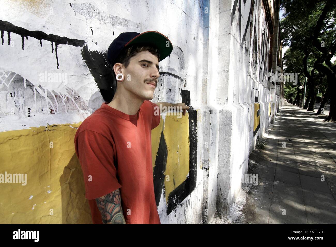 Young rapper leaning against wall hi-res stock photography and images ...