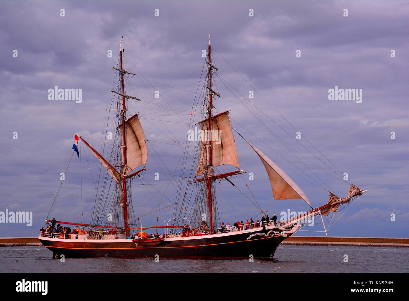 Large sailing ship hi-res stock photography and images - Alamy