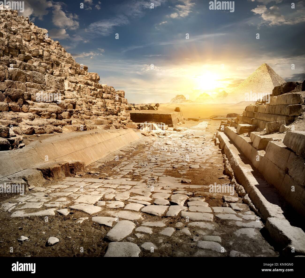 Ruins of pyramid hi-res stock photography and images - Alamy