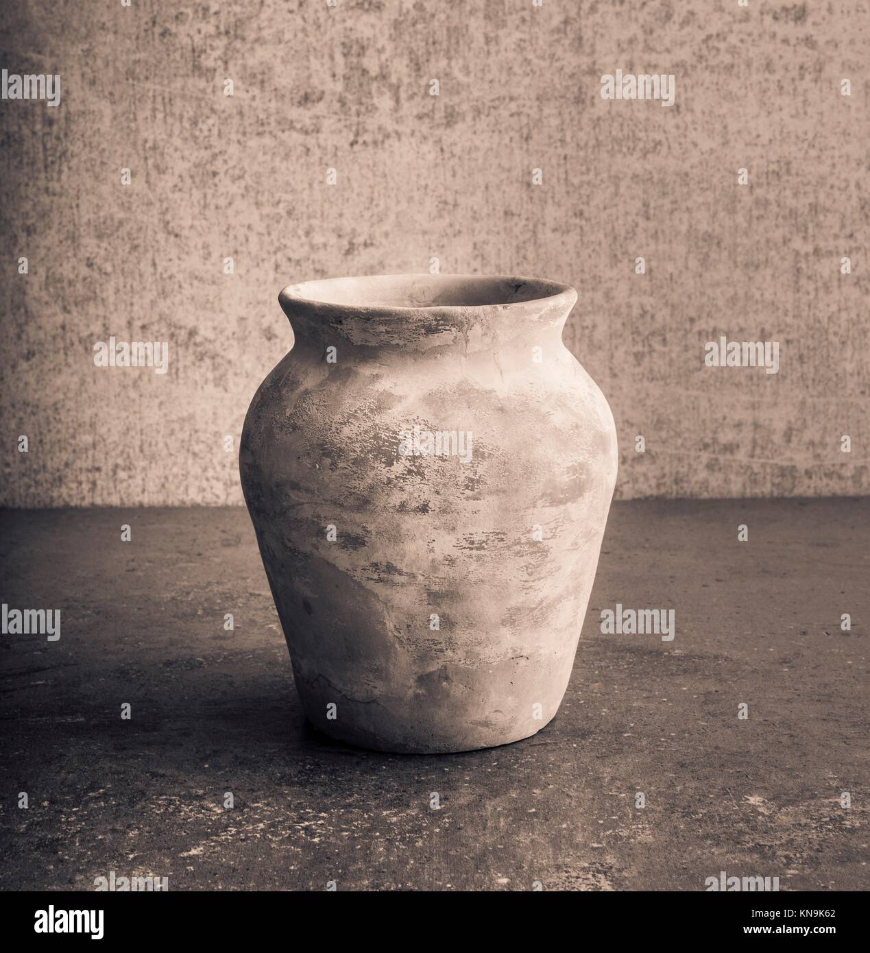Aged terracotta pot hi-res stock photography and images - Alamy