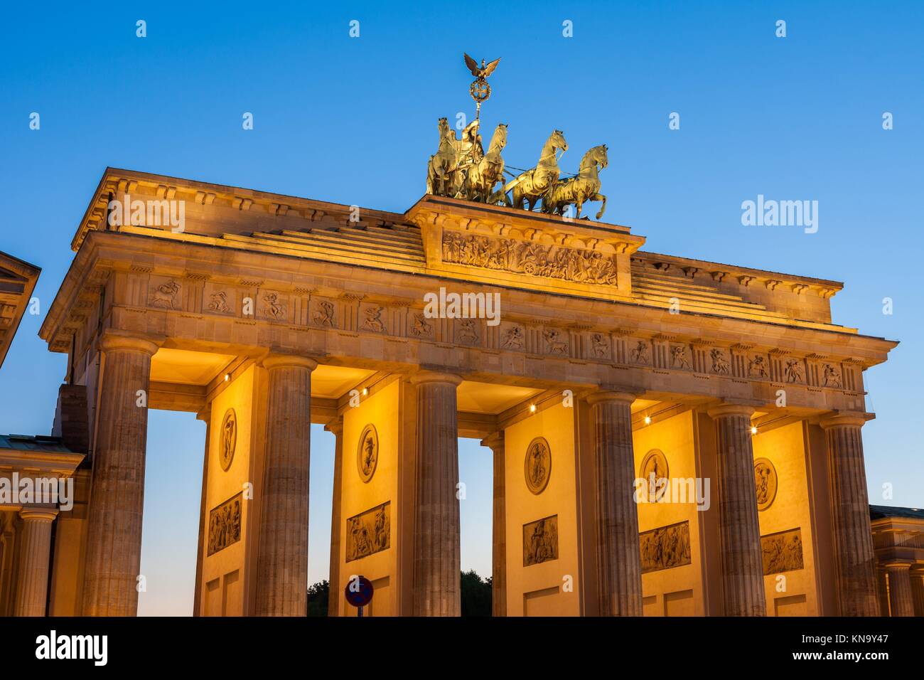 Berlins brandenburg gate hi-res stock photography and images - Alamy