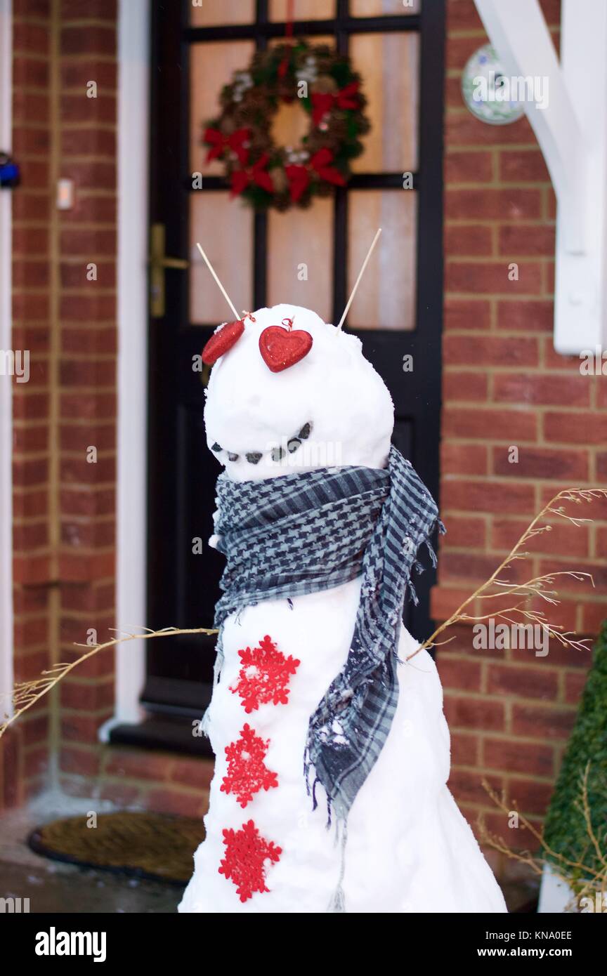 Snowman in garden hi-res stock photography and images - Alamy