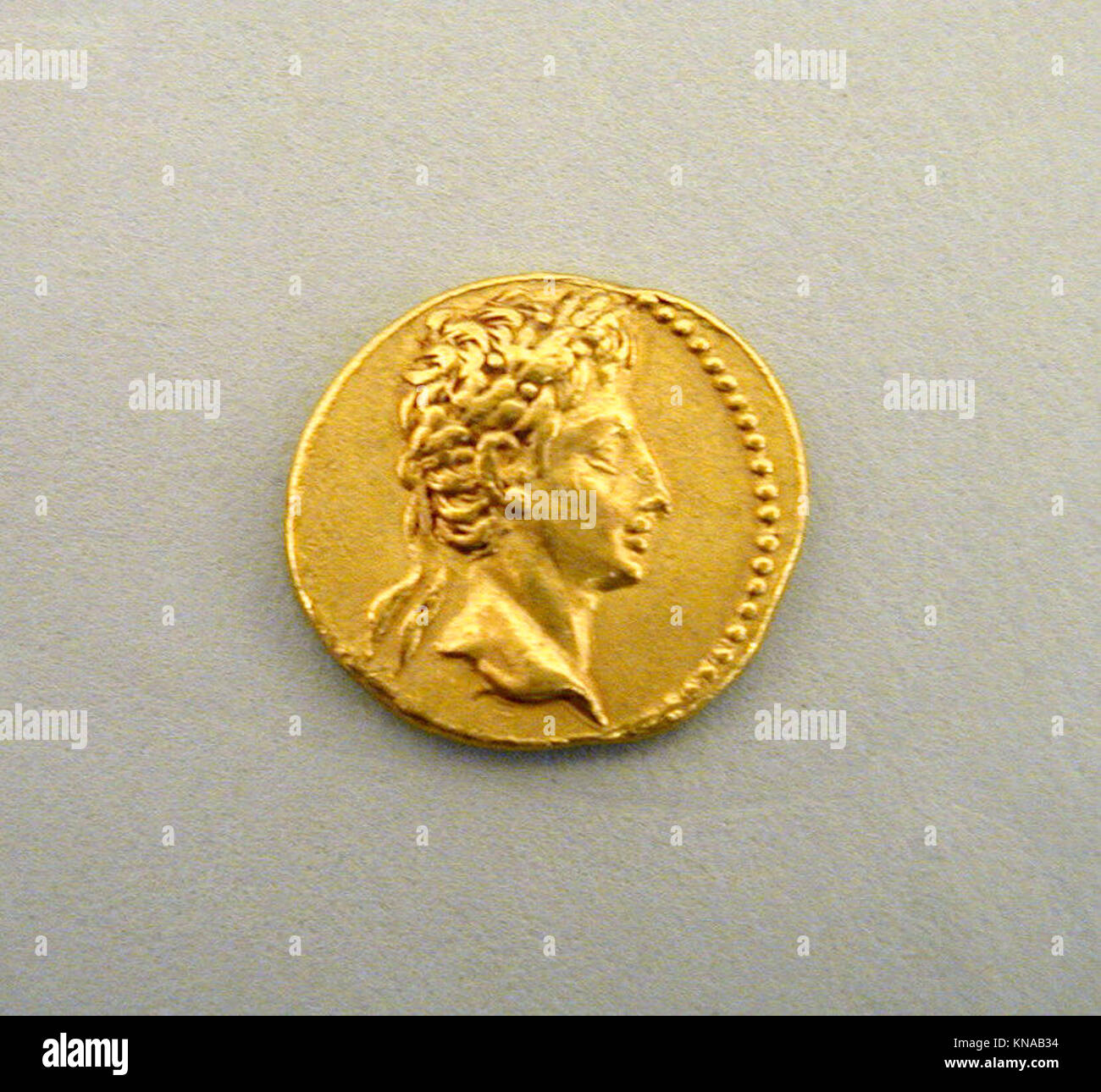 Gold aureus of Augustus MET SF99356 246866 Stock Photo - Alamy
