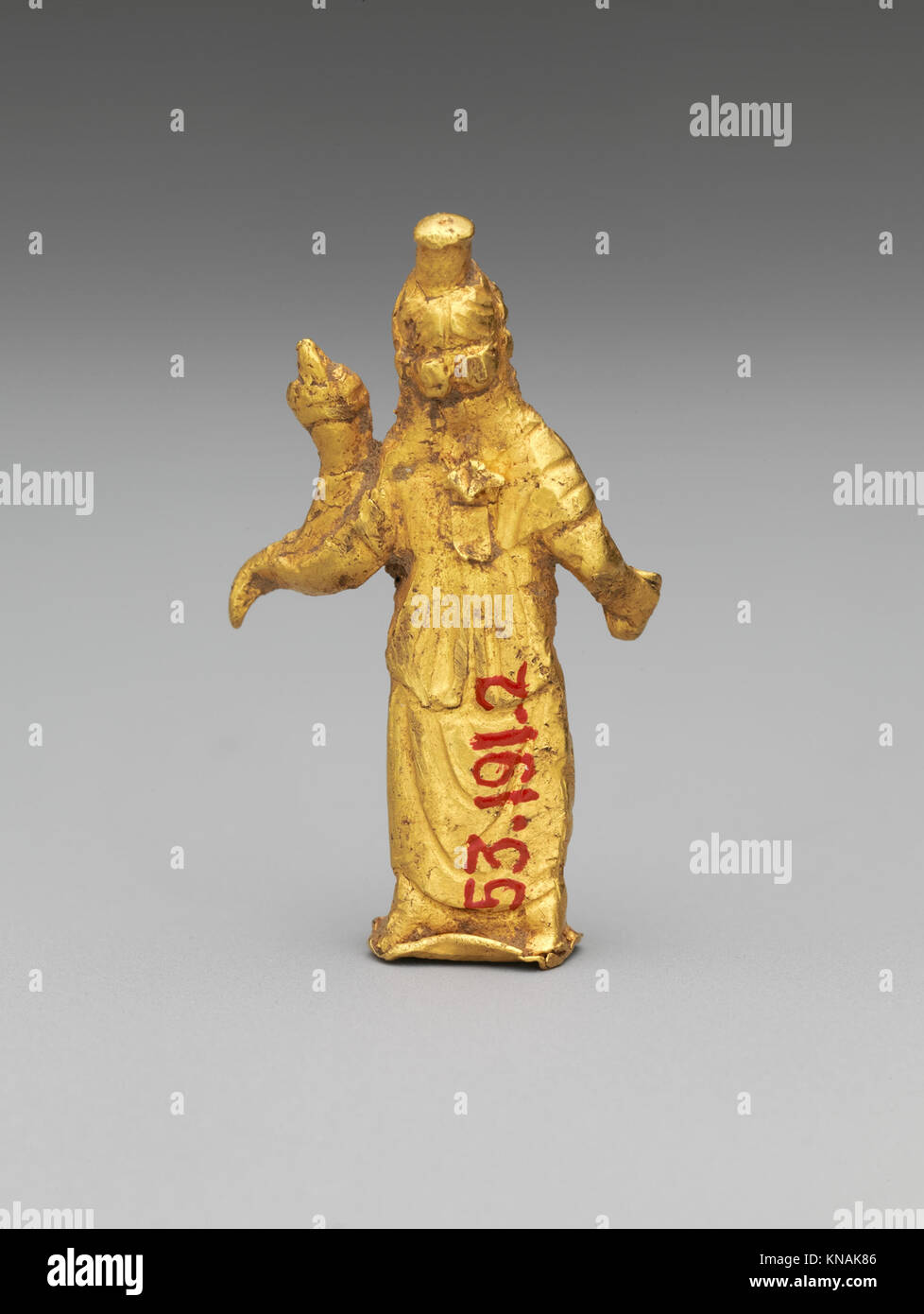 Ancient egyptian sculpture gold hi-res stock photography and images - Alamy
