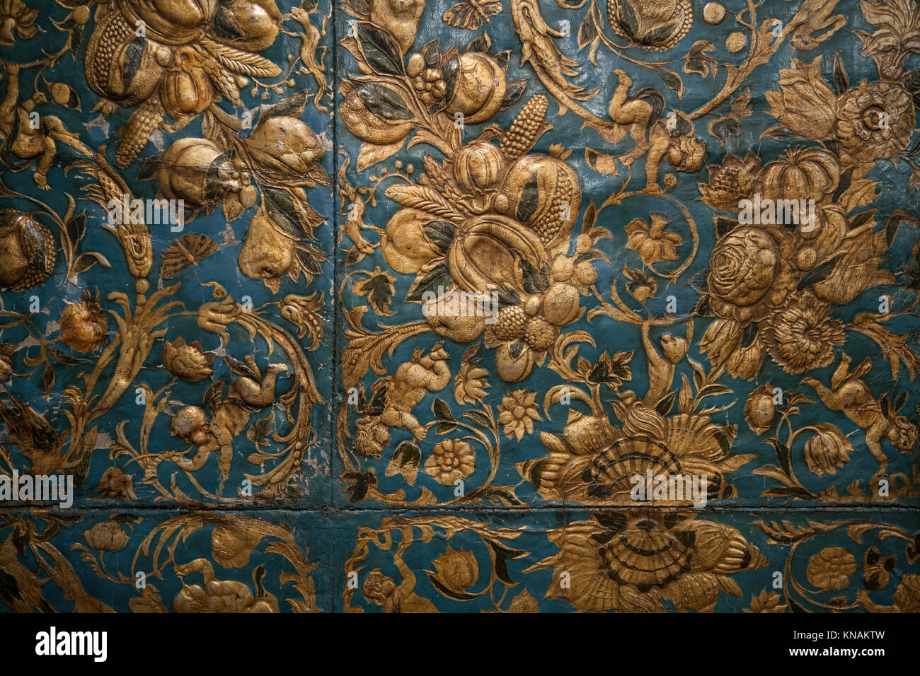 Gilt leather wall hi-res stock photography and images - Alamy