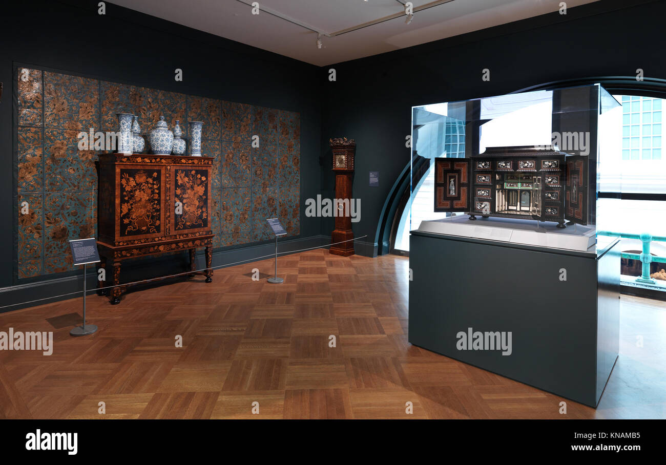 Gilt leather wall hi-res stock photography and images - Alamy