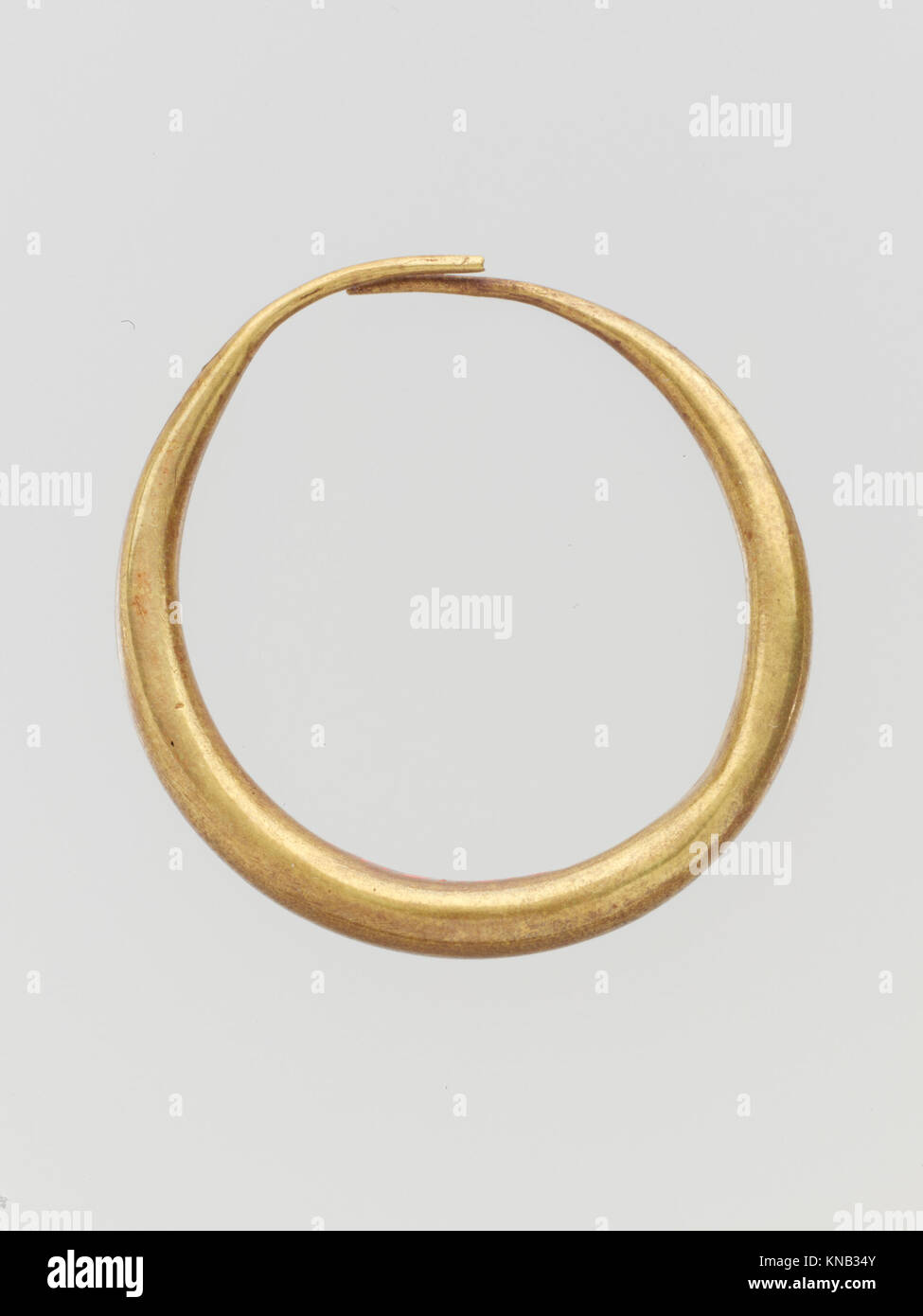 Gold annular earring MET DP121275 242584 Stock Photo - Alamy