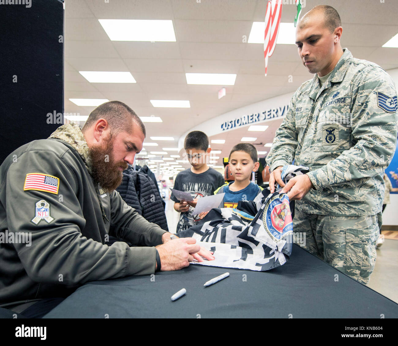 Oakland Raiders tight end Lee Smith signs an autograph for U.S. Air ...