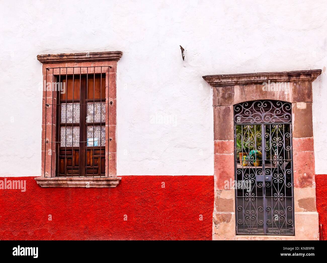 Mexican building door and window hi-res stock photography and images ...