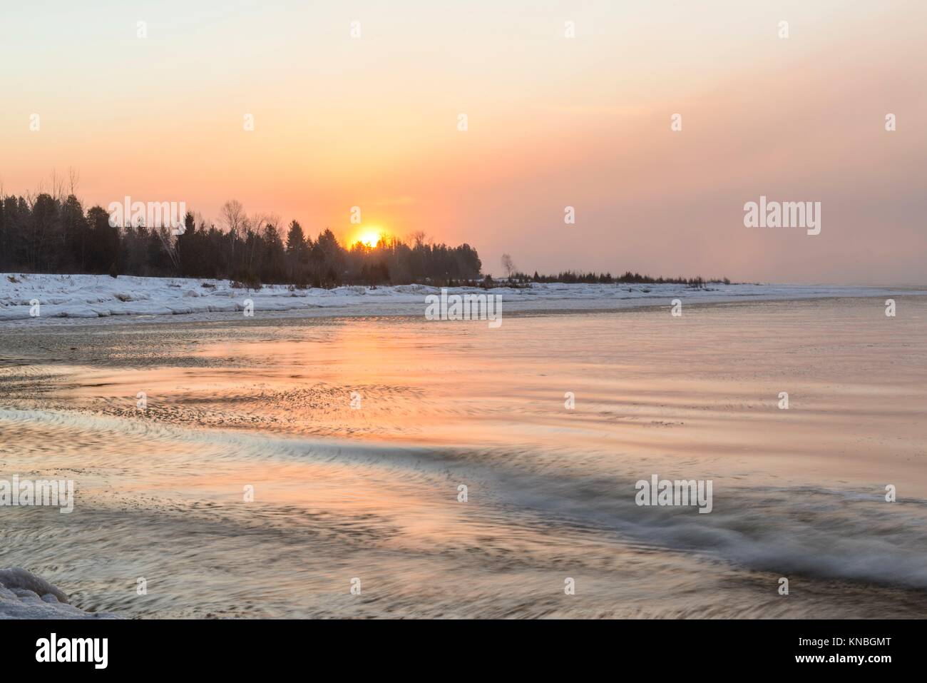 Shoreline of lake hi-res stock photography and images - Alamy