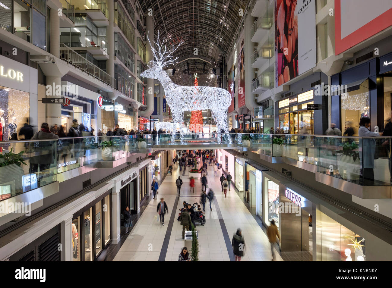 Shopping mall scene hi-res stock photography and images - Alamy