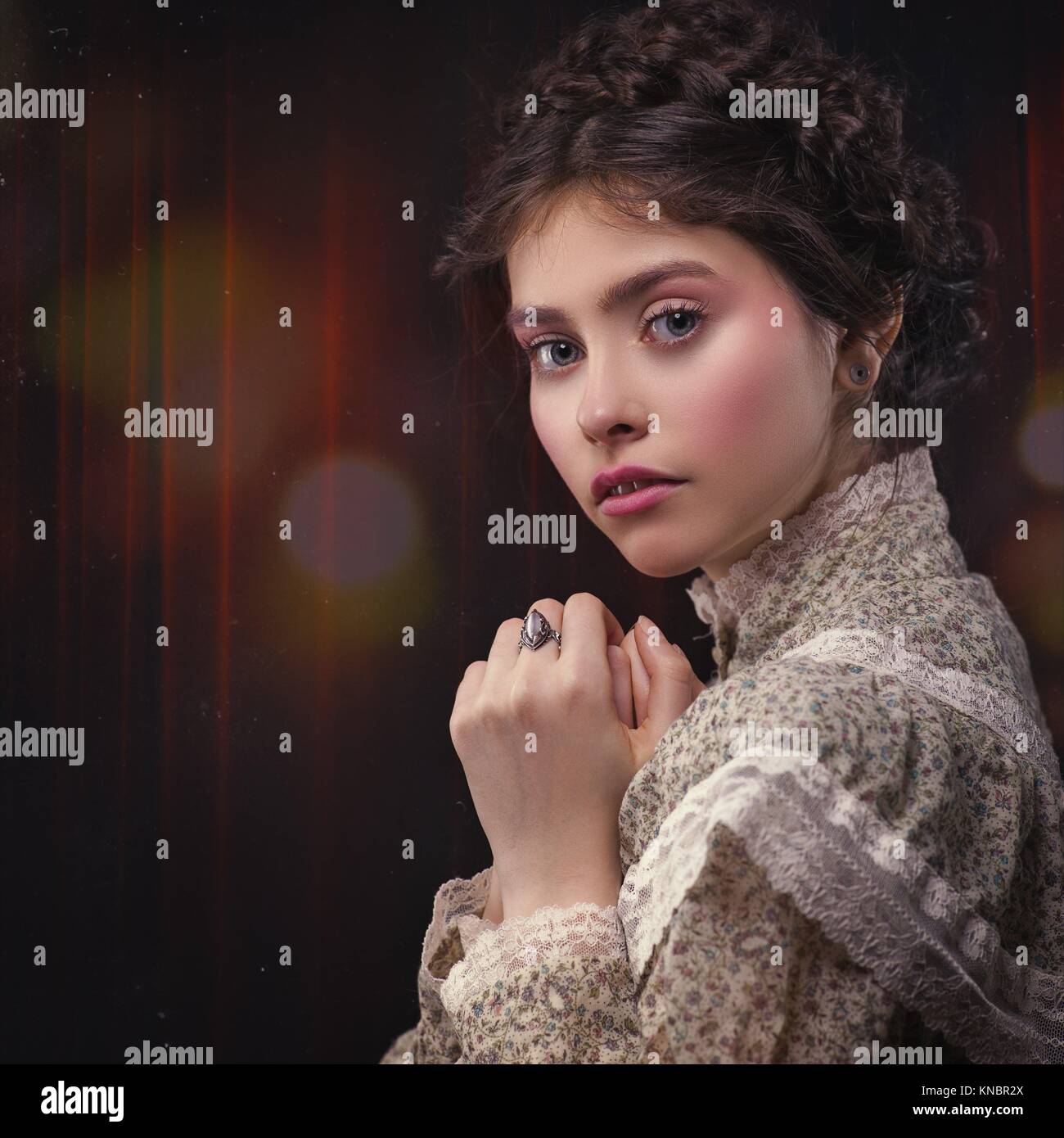 Woman portrait vintage dramatic hi-res stock photography and images - Alamy