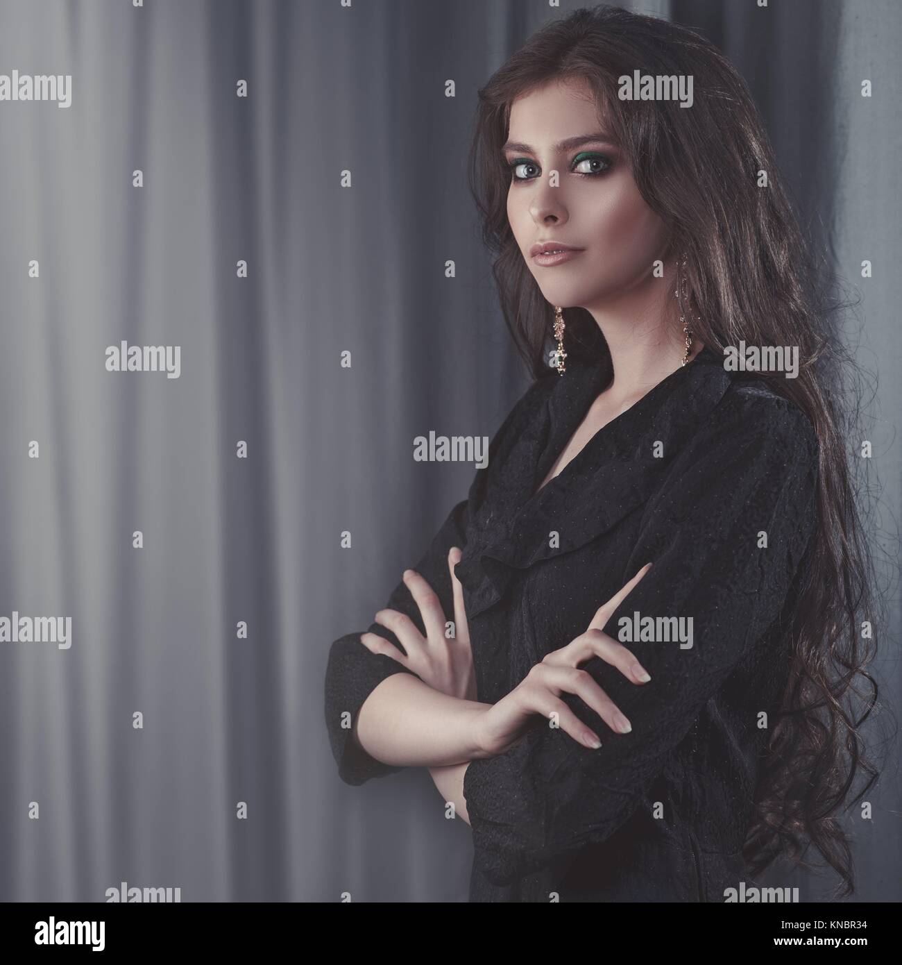 Woman portrait vintage dramatic hi-res stock photography and images - Alamy