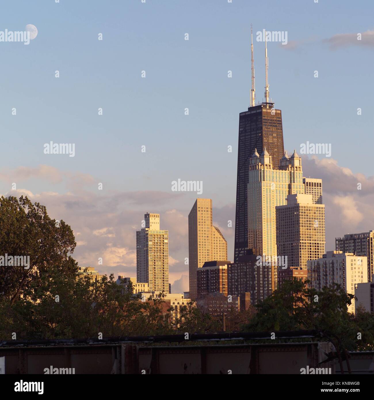 Lakefront high rise building hi-res stock photography and images - Alamy