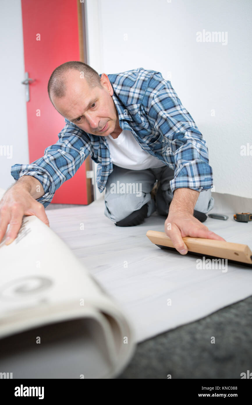handyman fitting carpet Stock Photo - Alamy