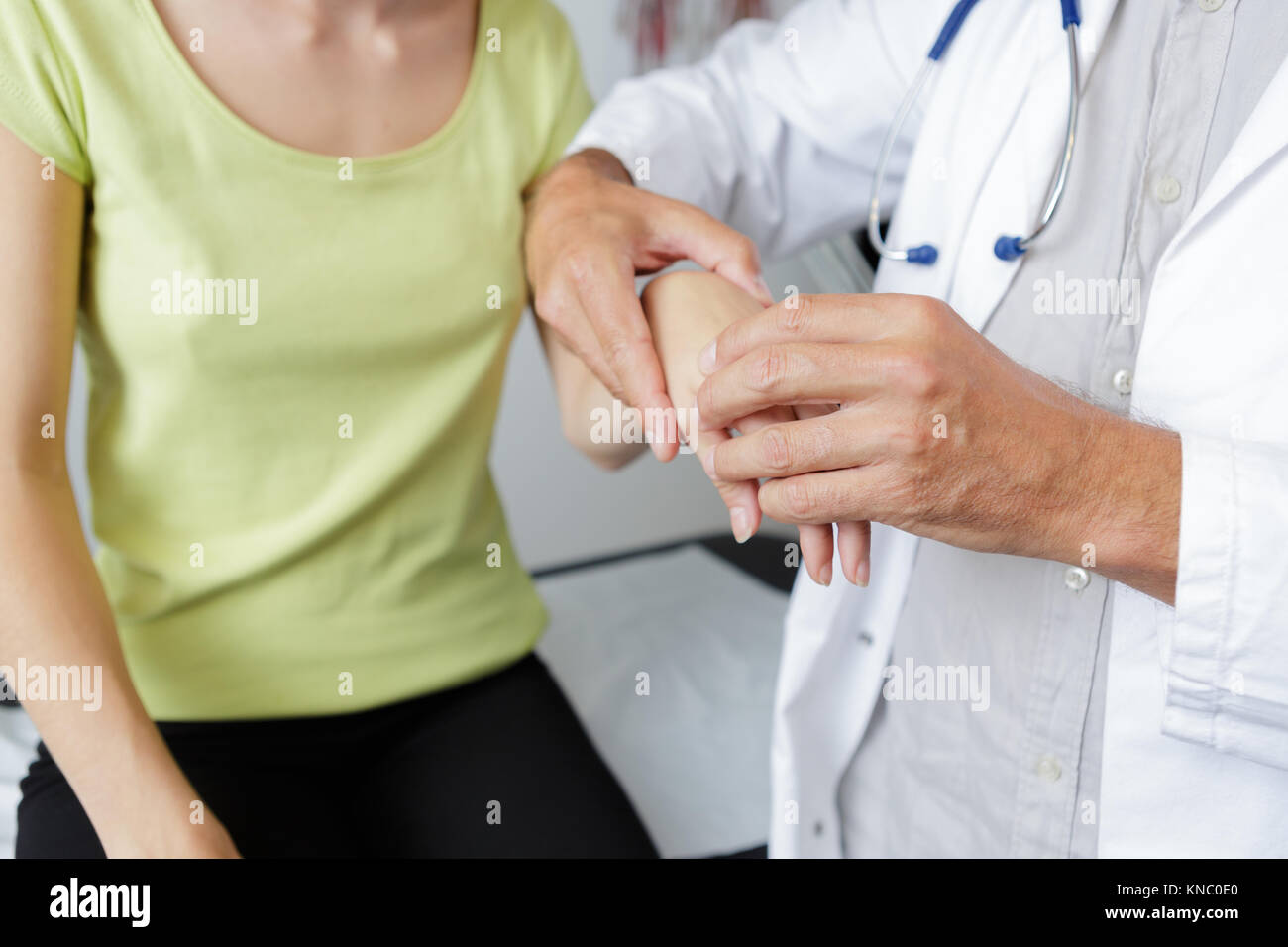 doctor hands feeling pulse on patient wrist Stock Photo - Alamy