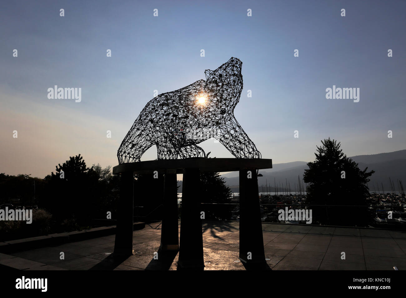 The Grizzly Bear sculpture, Stuart park, Kelowna City, Okanagan Lake ...