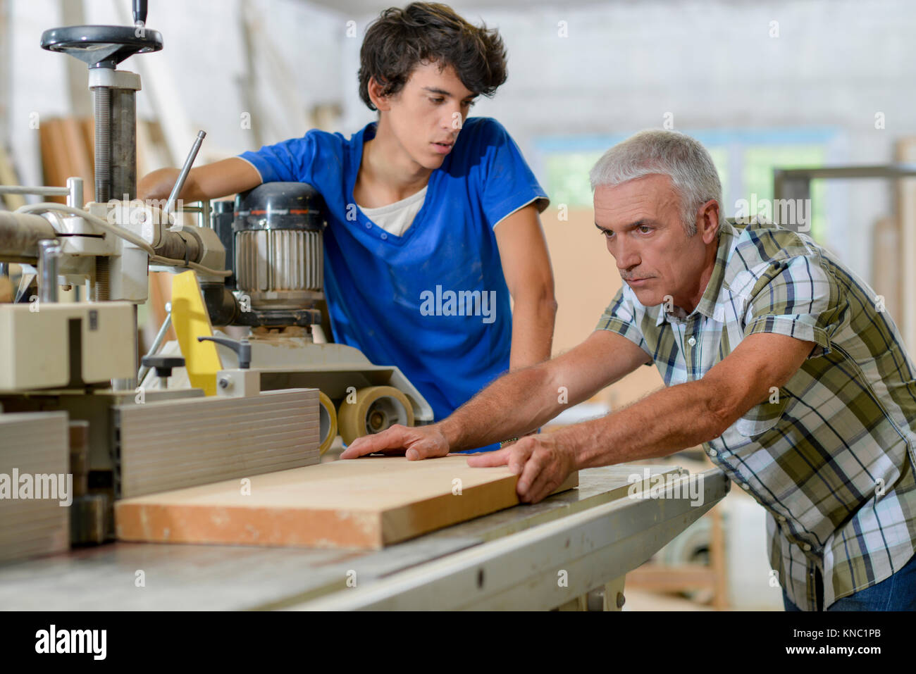 Senior carpenter training apprentice Stock Photo - Alamy