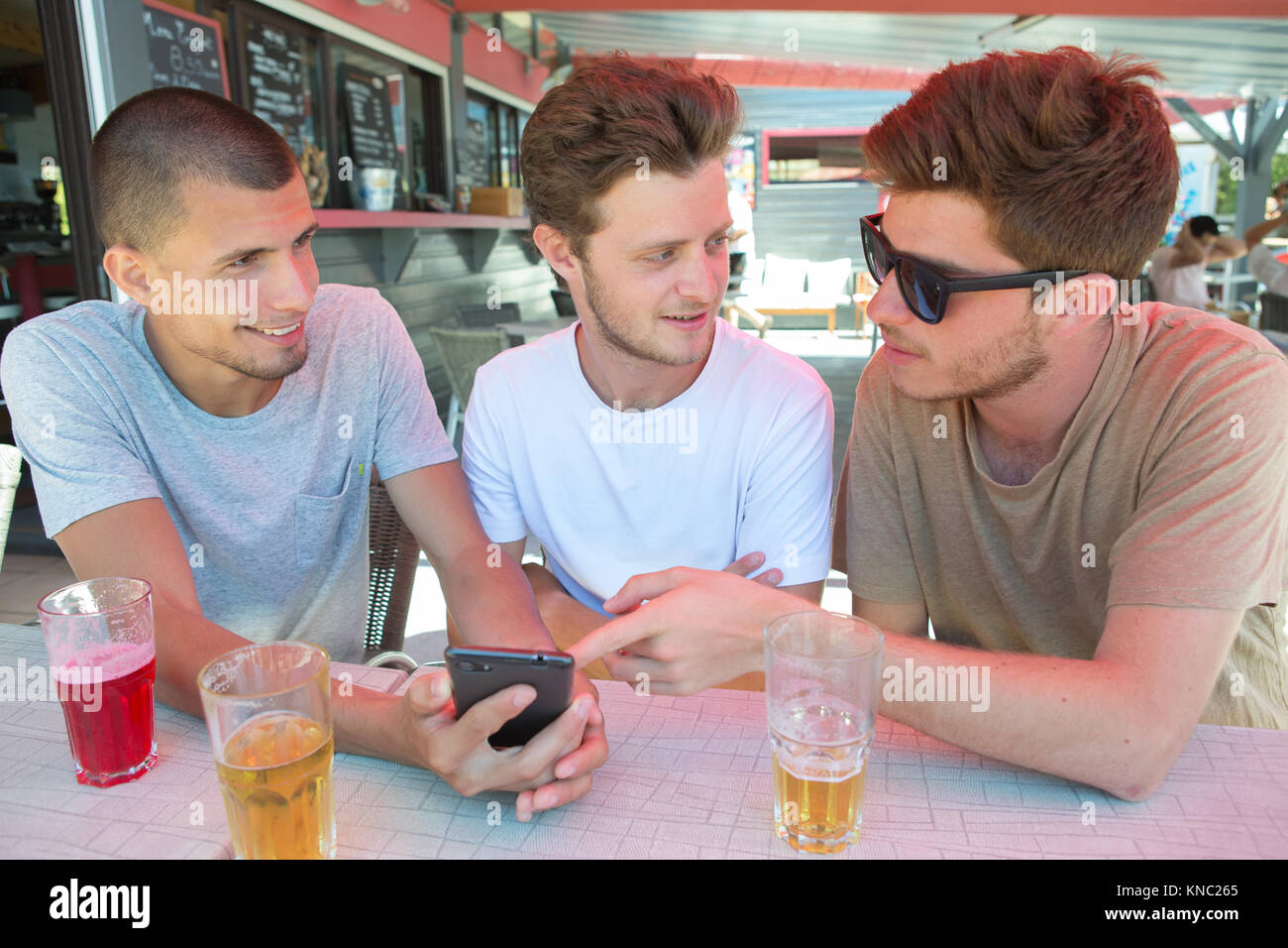 Men socializing hi-res stock photography and images - Alamy