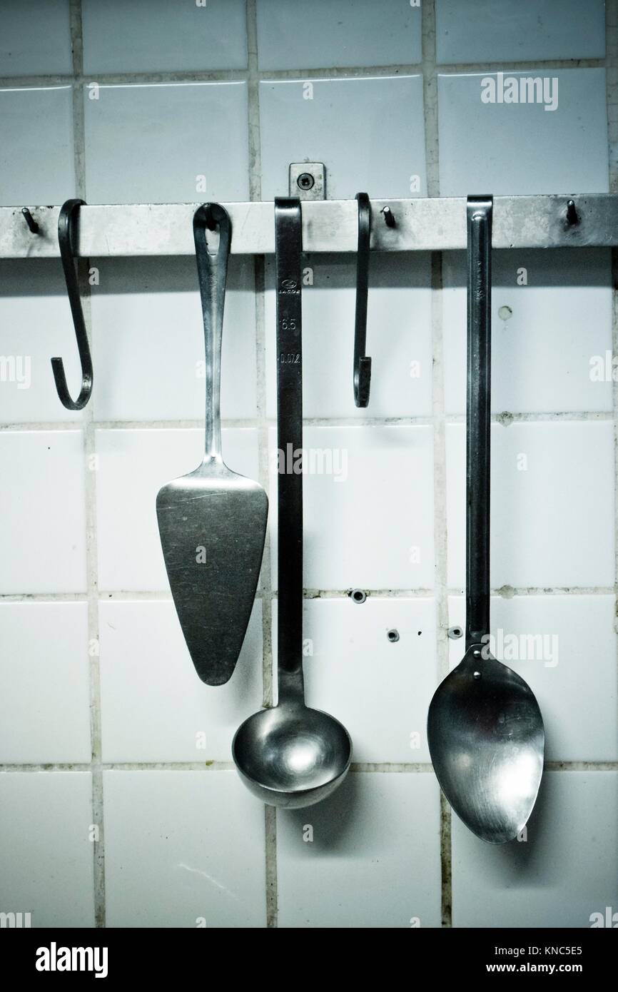 White kitchen tile wall hi-res stock photography and images - Alamy