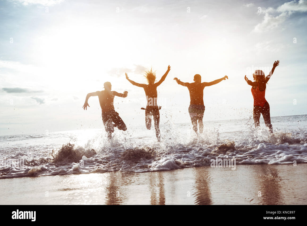 Friends beach sunset hi-res stock photography and images - Alamy