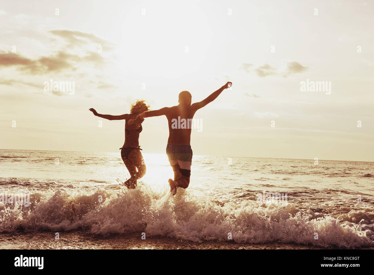 Woman man beach sunset love hi-res stock photography and images - Alamy