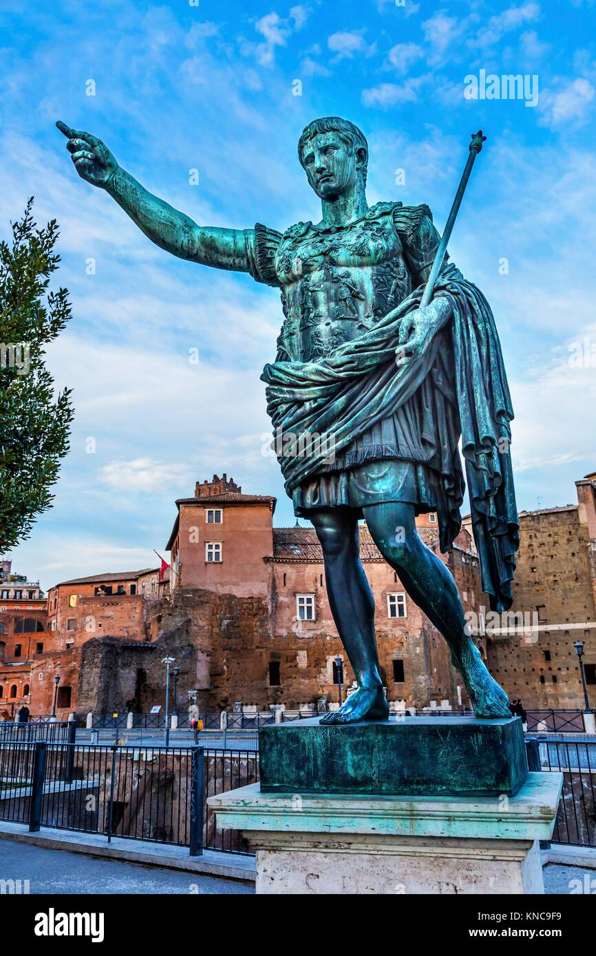 Cesar statue rome hi-res stock photography and images - Alamy