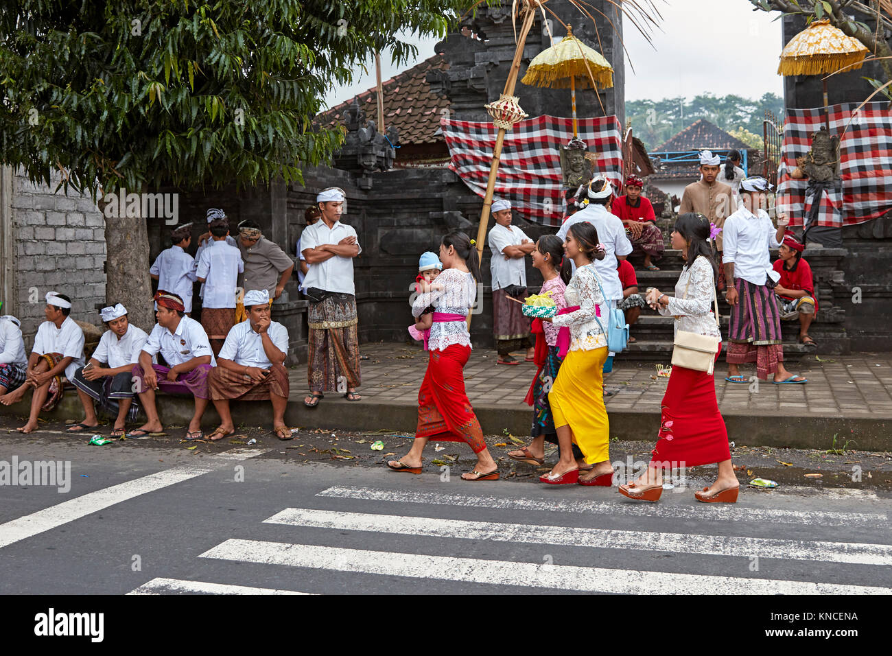 Traditional balinese clothing hi-res stock photography and images - Alamy