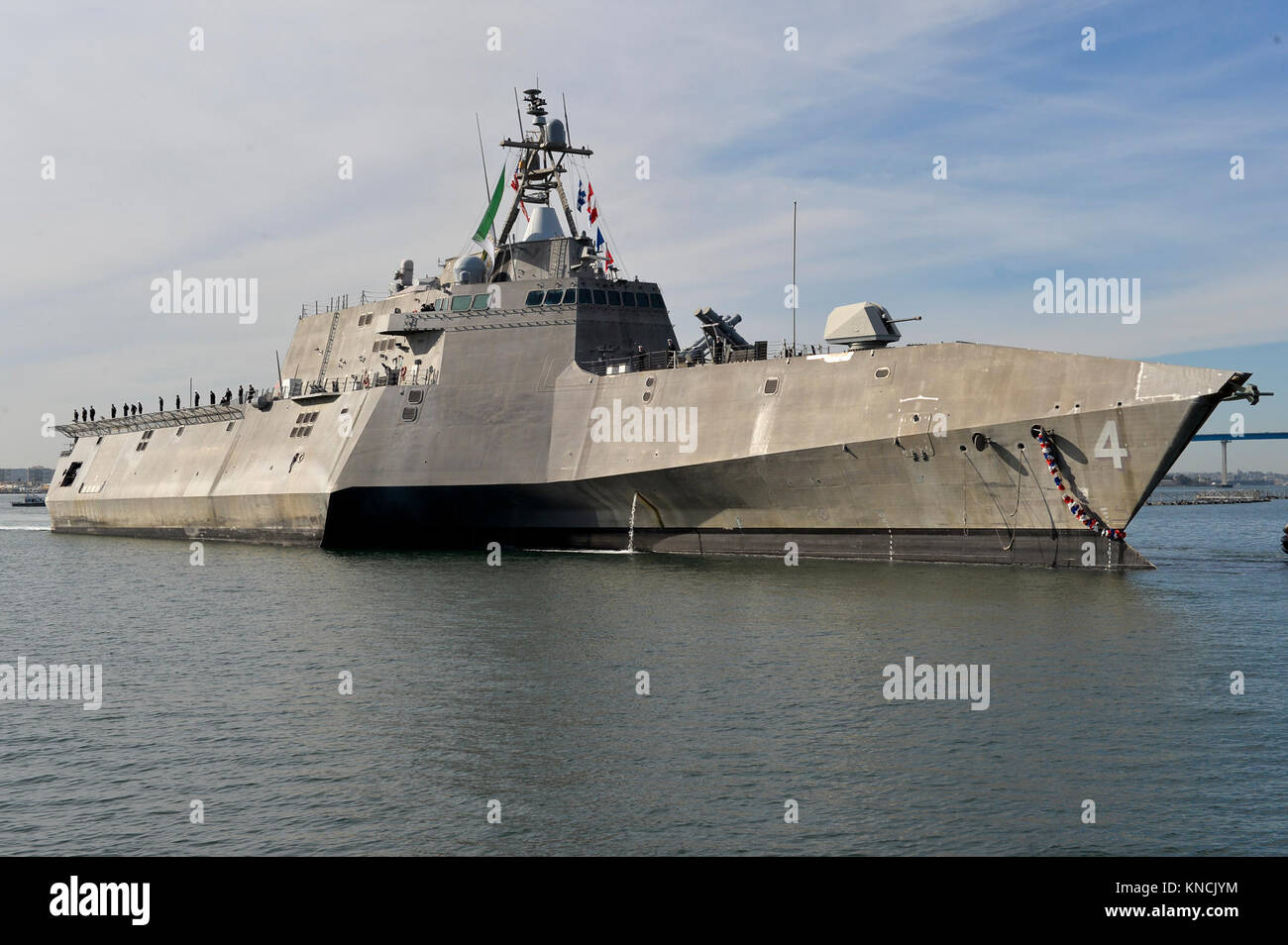 USS Coronado (LCS-4) returns to homeport after an 18-month deployment ...