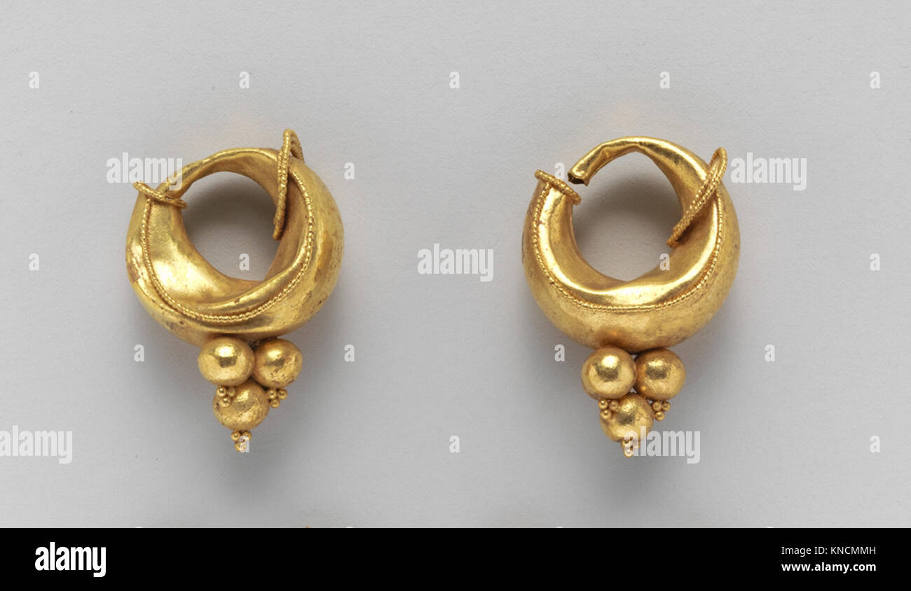 Gold boat shaped earrings hi-res stock photography and images - Alamy