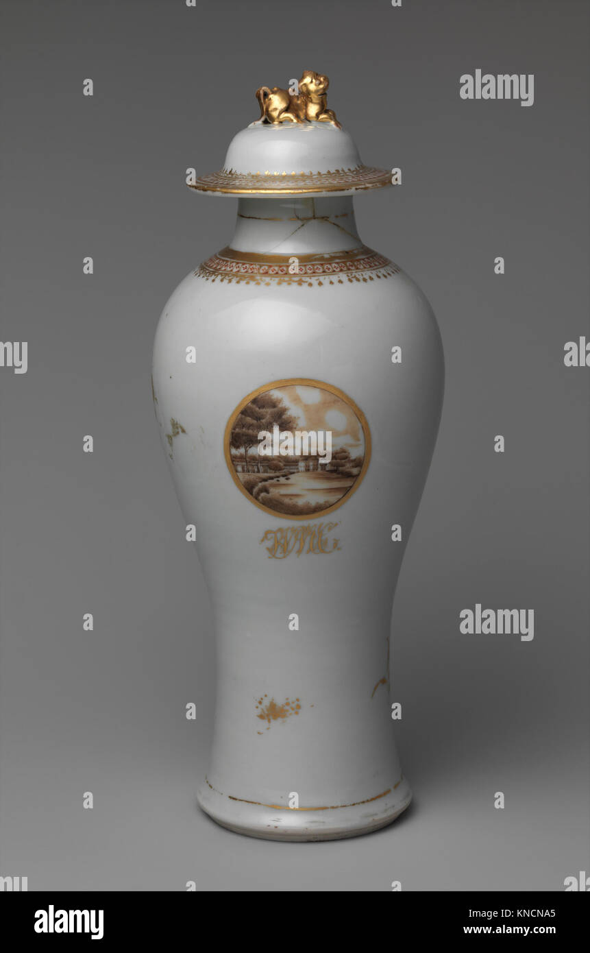 Lid complements hi-res stock photography and images - Alamy