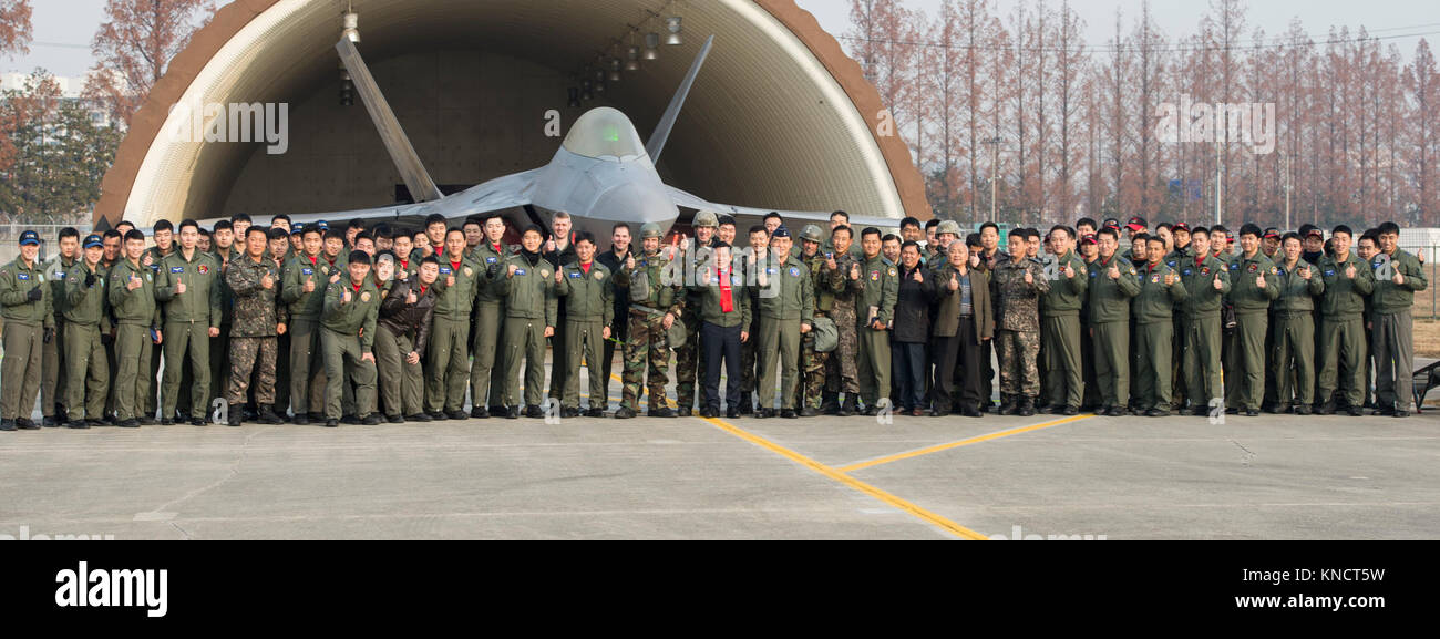 Mayor of Gwangju, Jang Hyun Yoon, U.S. Air Force members and student ...