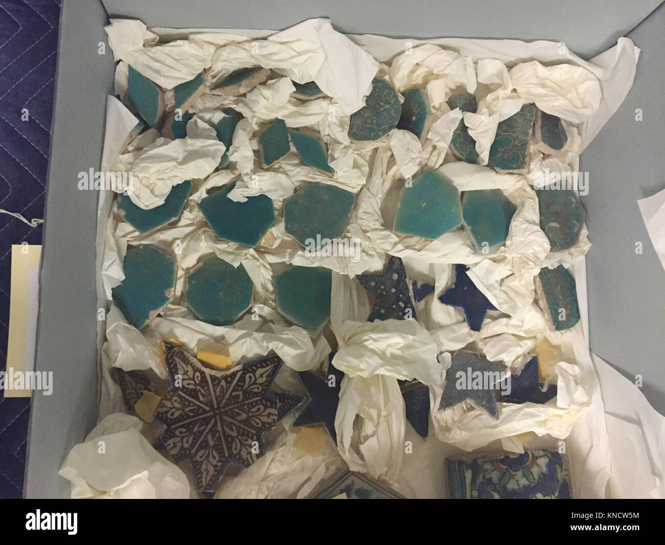 3 tile fragments hi-res stock photography and images - Alamy
