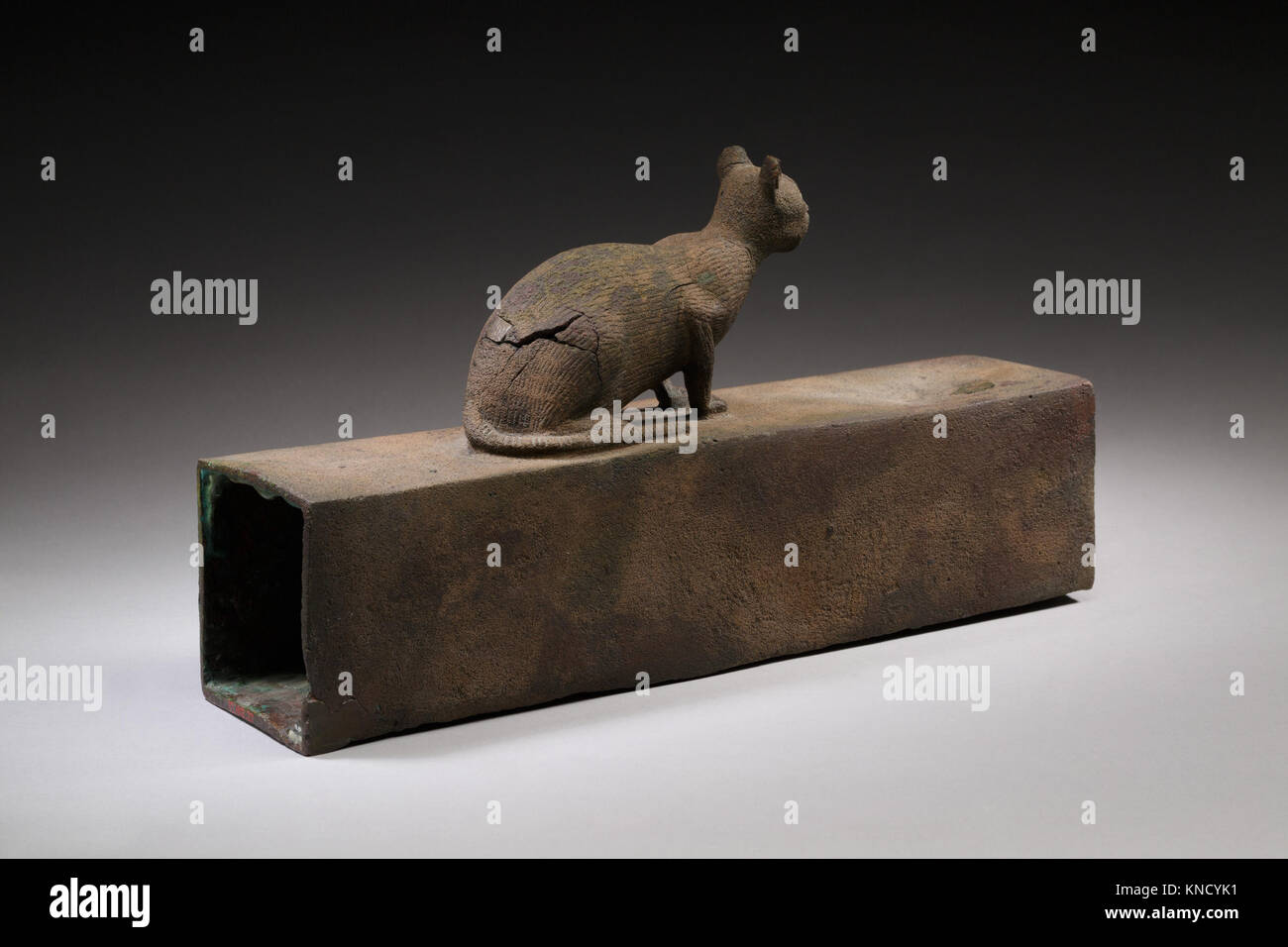 Ancient egyptian box animal hi-res stock photography and images - Alamy