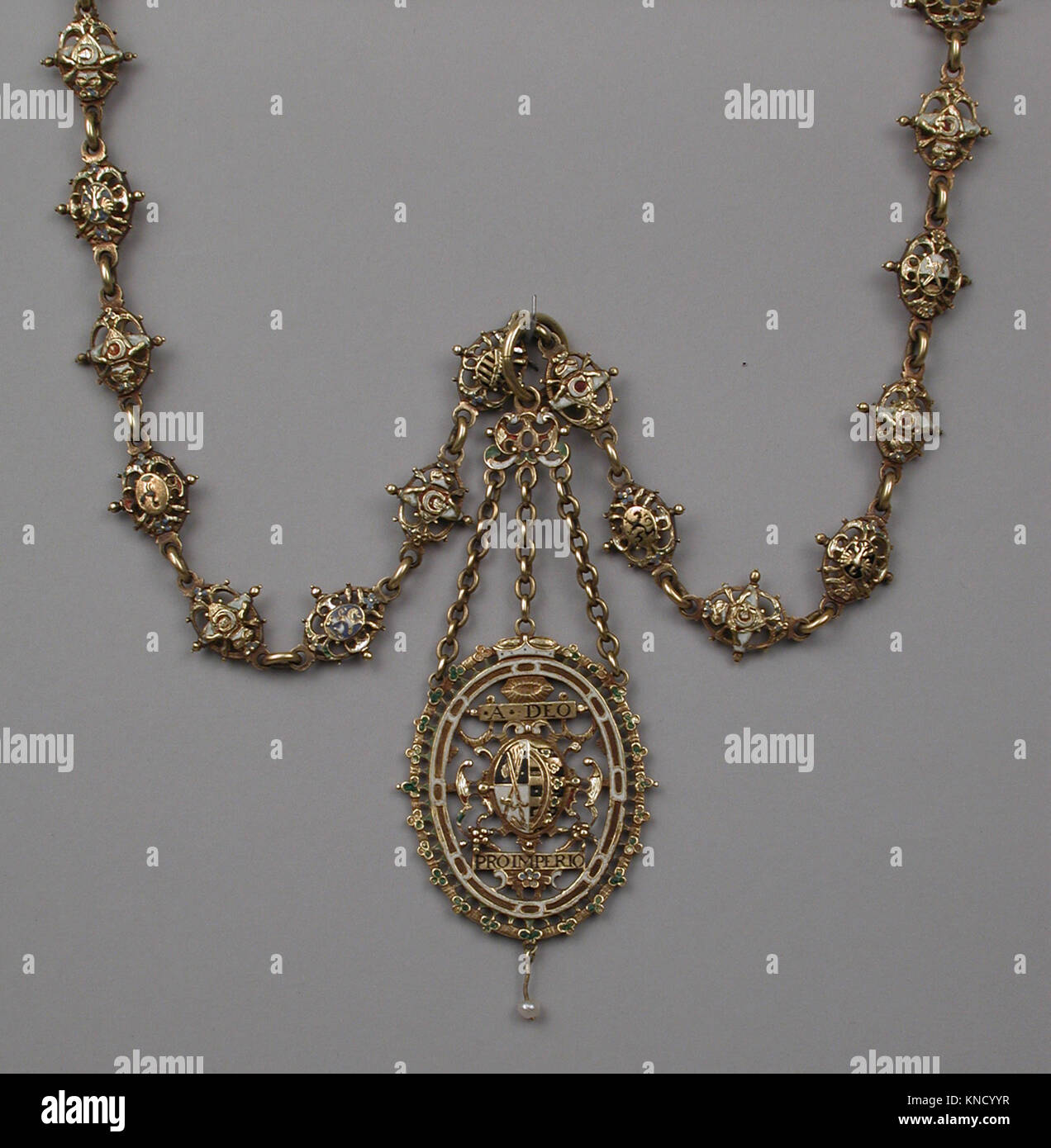 Heraldic chain hi-res stock photography and images - Alamy