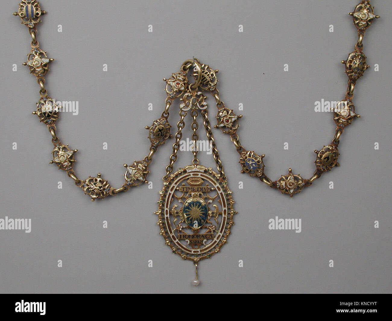 Heraldic chain hi-res stock photography and images - Alamy