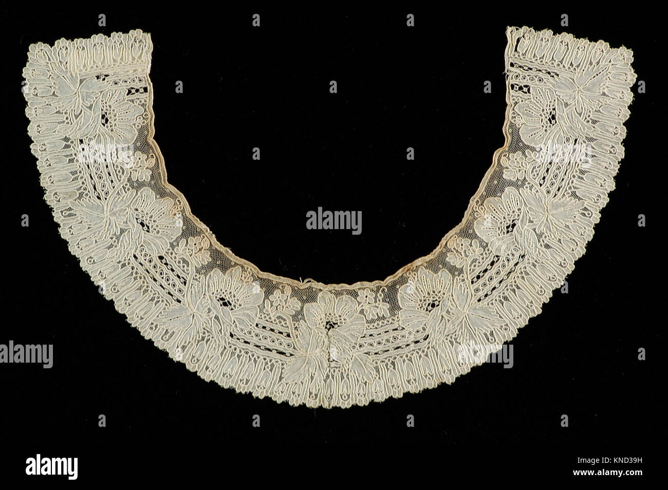 This collar, crafted with intricate details, reflects the fashion and ...