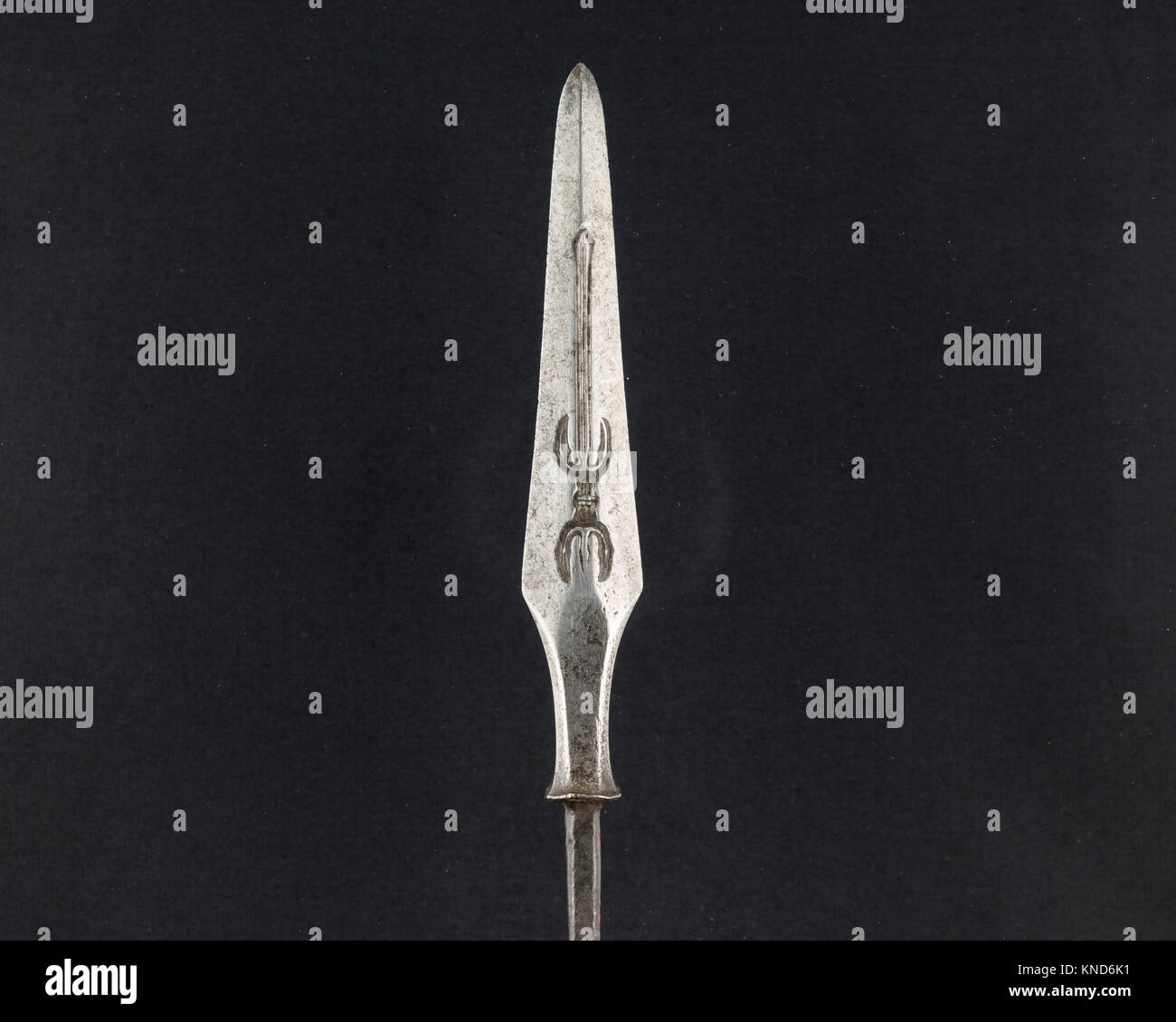 This 18th-century Japanese arrowhead (Yanone) is crafted from steel. It ...
