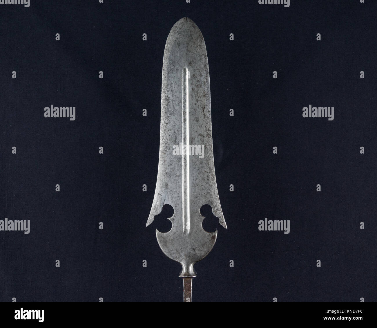 This 18th-century Japanese arrowhead, crafted from steel, is a ...