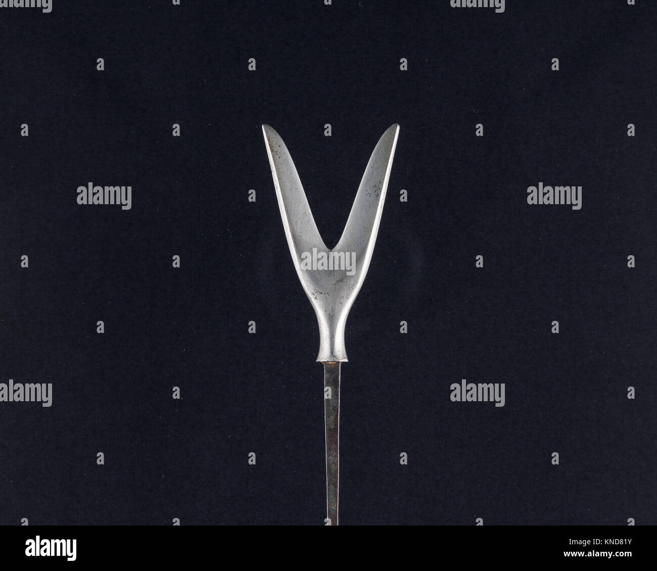 This Japanese arrowhead (Yanone), crafted from steel, dates back to the ...